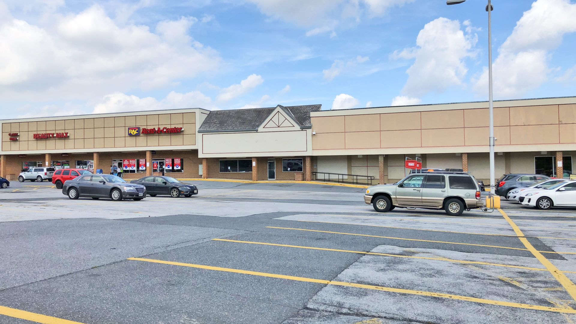 Frederick Shoppers World | H&R Retail